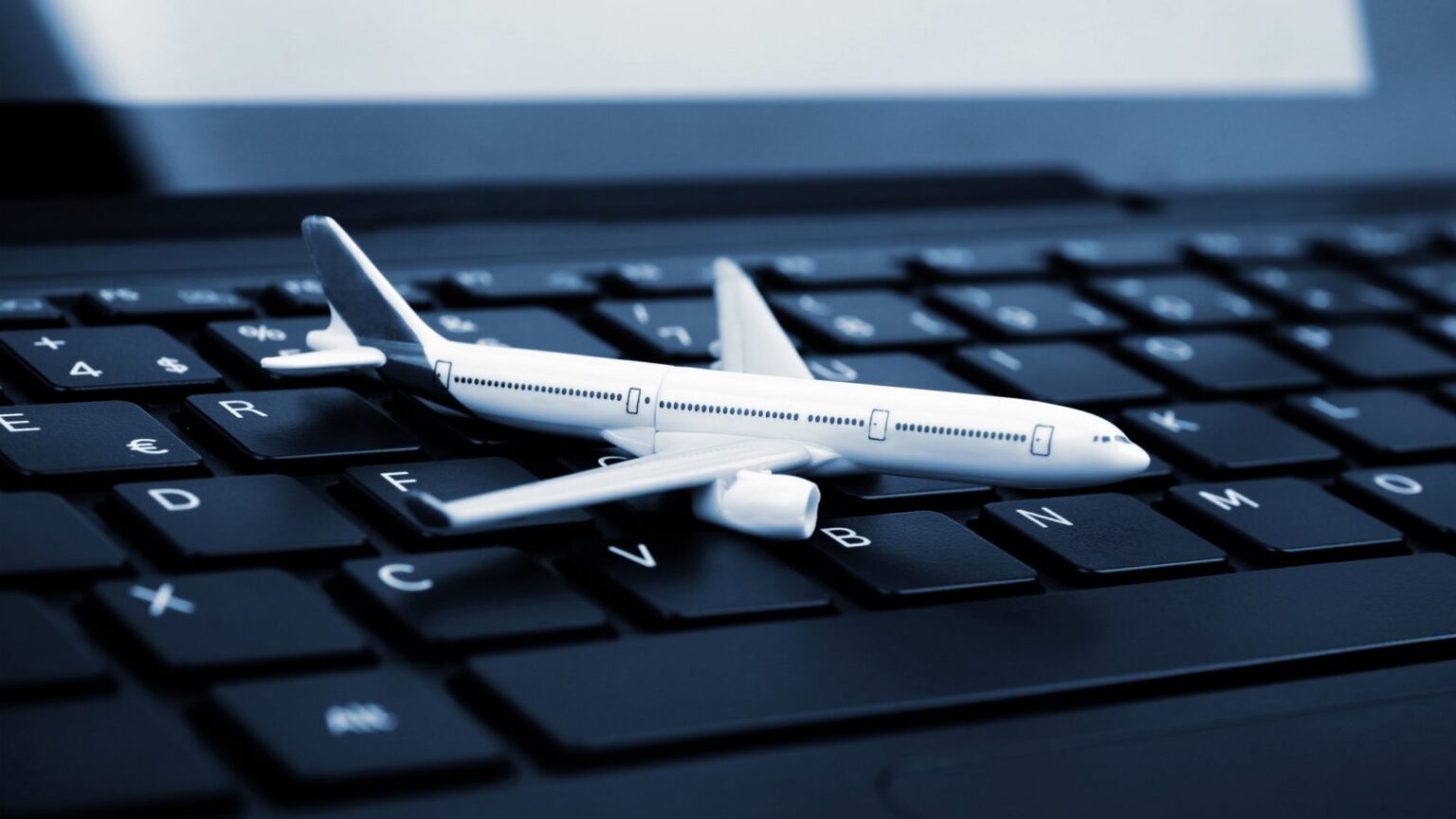 How to Transport a Laptop Safely: 10 Key Practical Tips for Owners ...